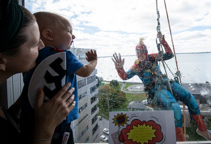 Heartwarming! Window Cleaners Dress Up As Superheroes to Cheer Up Kids ...
