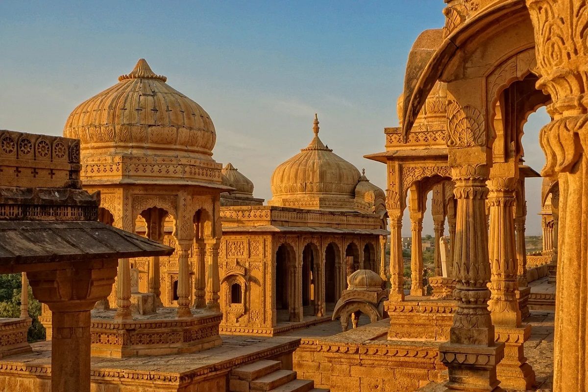 Jaisalmer: जैसलमेर में घूमिये ये जगहें, जरूर जाएं पटवा की हवेली