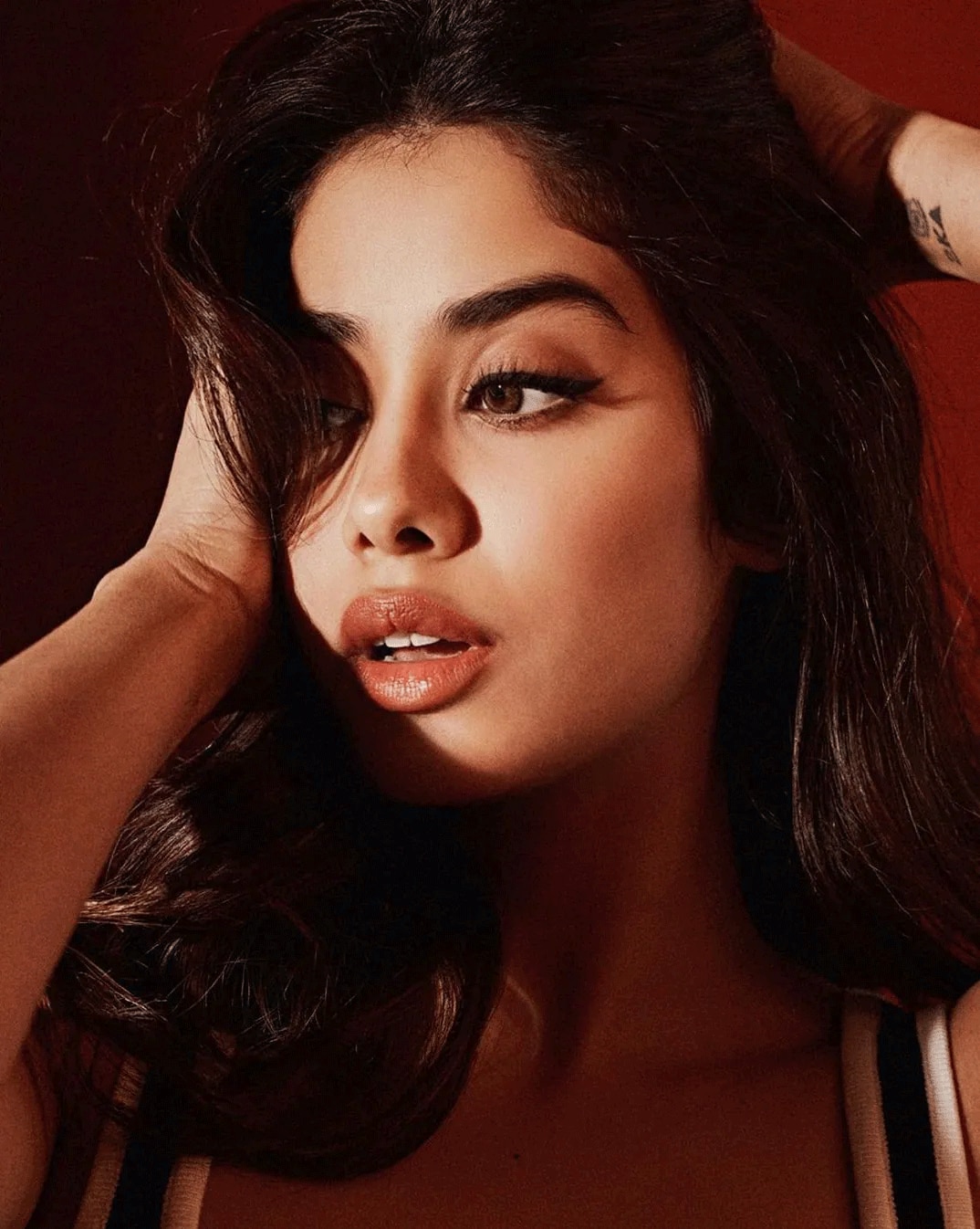 जाह्नवी ने सिर के पीछ हाथ रख...अधखुले होंठ और नशीली आंखों से किया दिल पर वार, छटपटा गए दिल