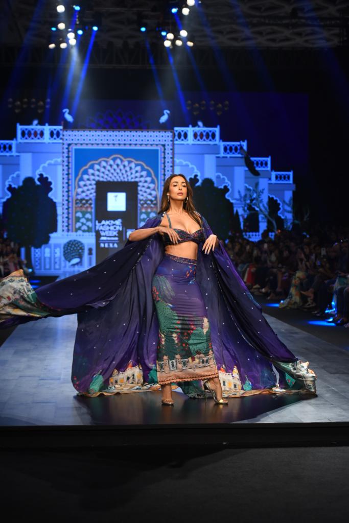 Malaika Arora Turns Up The Heat in Sizzling Hot Ramp Walk in Sexy Bralette-Skirt With Long Cape ...