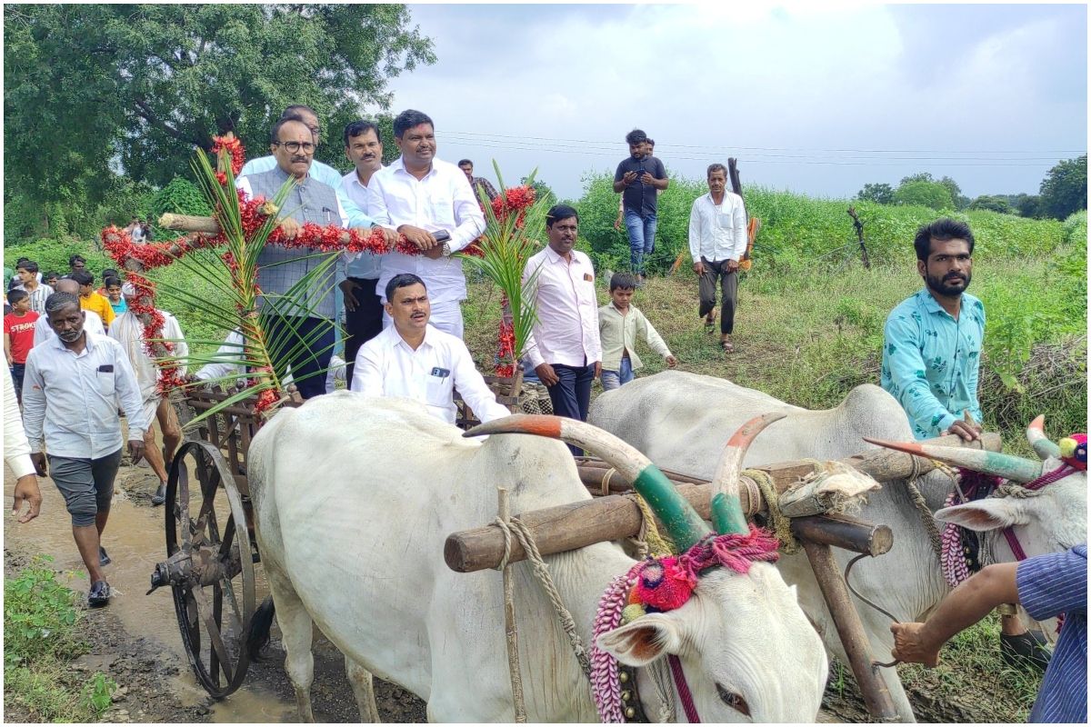 सजी हुई बैलगाड़ी पर बैठ बाढ़ के हालात देखने पहुंचे शिंदे सरकार के ...