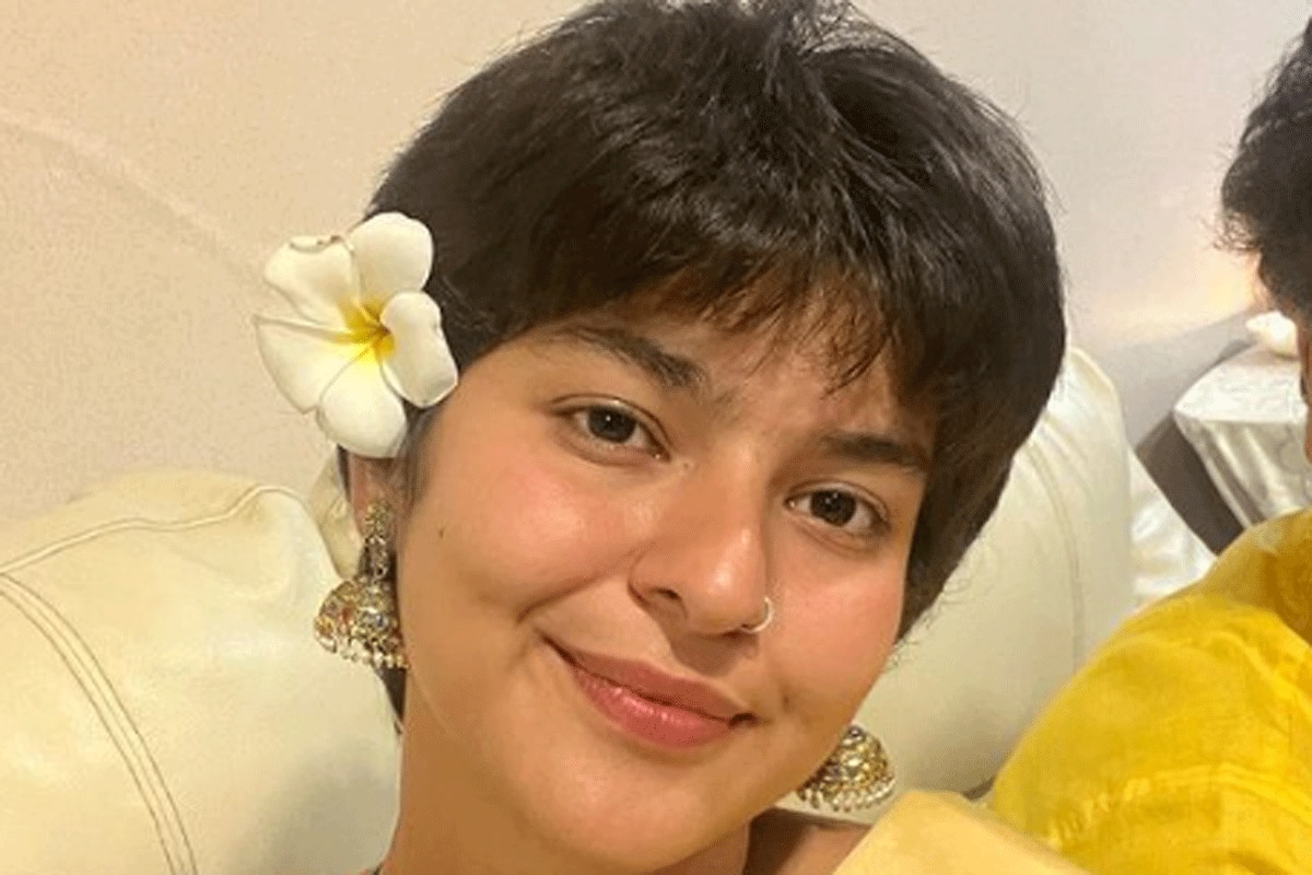 Taarak Mehta Ka..फेम निधी भानुशाली बाल कराए छोटे, कटा-फटा पहना ब्लाउज़, लोग बोले-पागलखाने से...