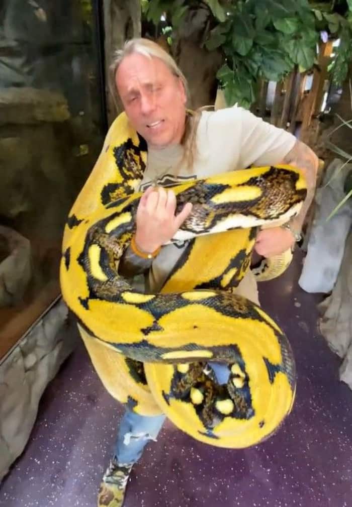 शख्स से लिपट गया 20 फीट का अजगर, आगे जो नजारा दिखा सोच भी नहीं सकते। Pics