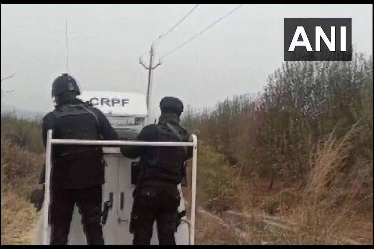 Anantnag Encounter: अनंतनाग में मुठभेड़ में मारा गया LeT आतंकी, ठिकानों की पहचान के लिए साथ ले ...