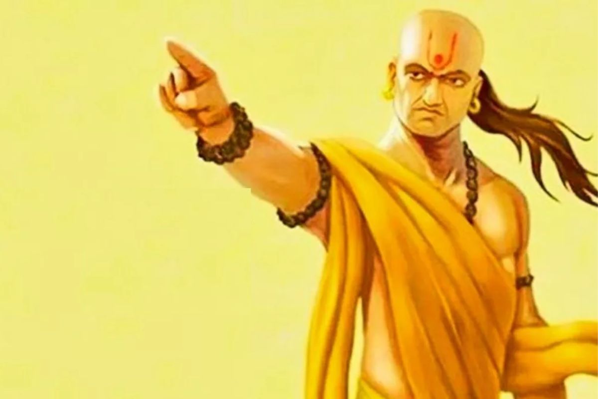 Chanakya Neeti: घाणीत पडलेल्या या वस्तू उचलण्यास करू नका संकोच, होतील ...