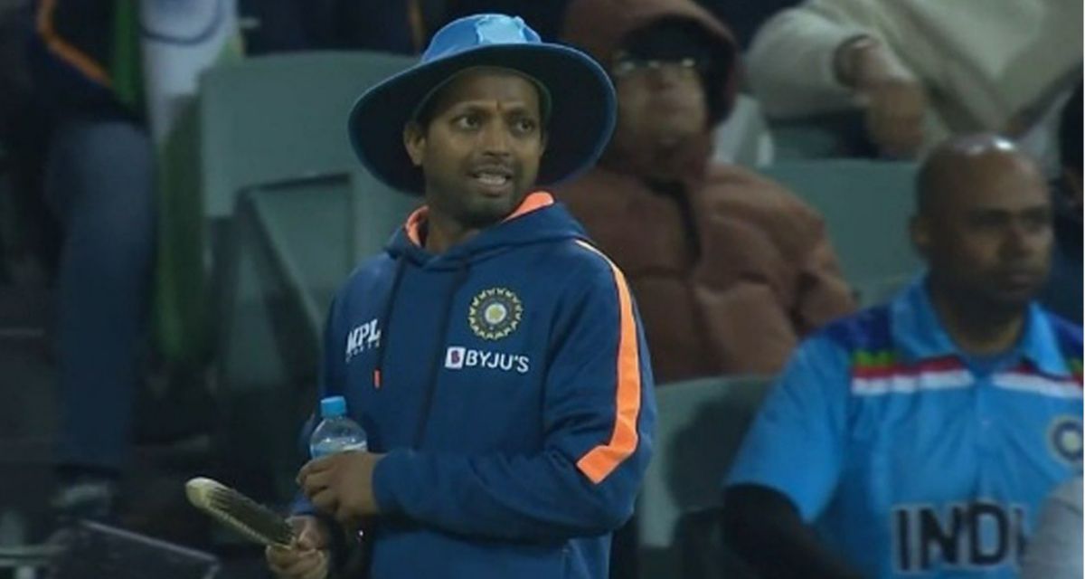 Team India Sidearm Thrower Raghu Wins Hearts, Cleans Shoes of Players ...