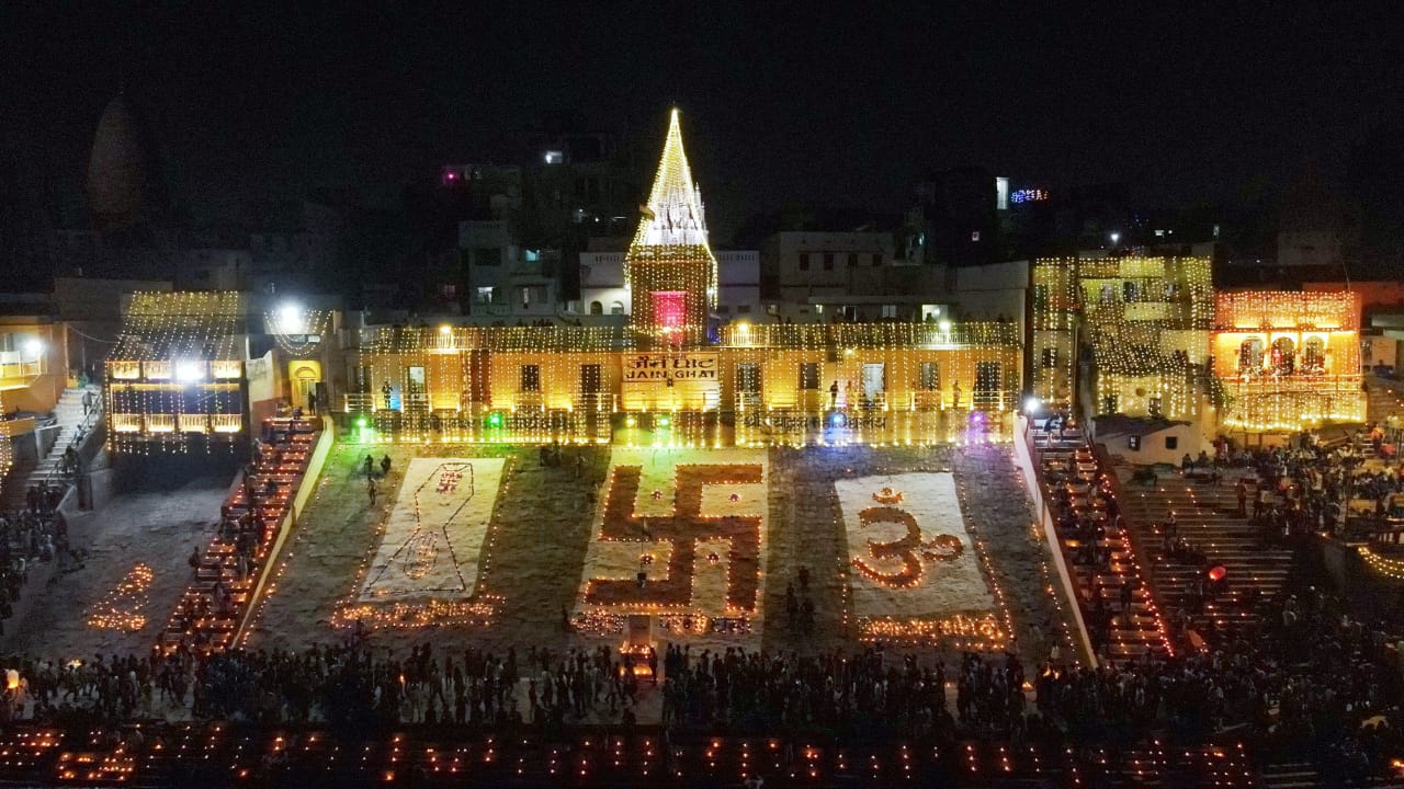 Dev Deepawali पर दुल्हन की तरह सजे बनारस के घाट, रौशनी से जगमगा उठी ...