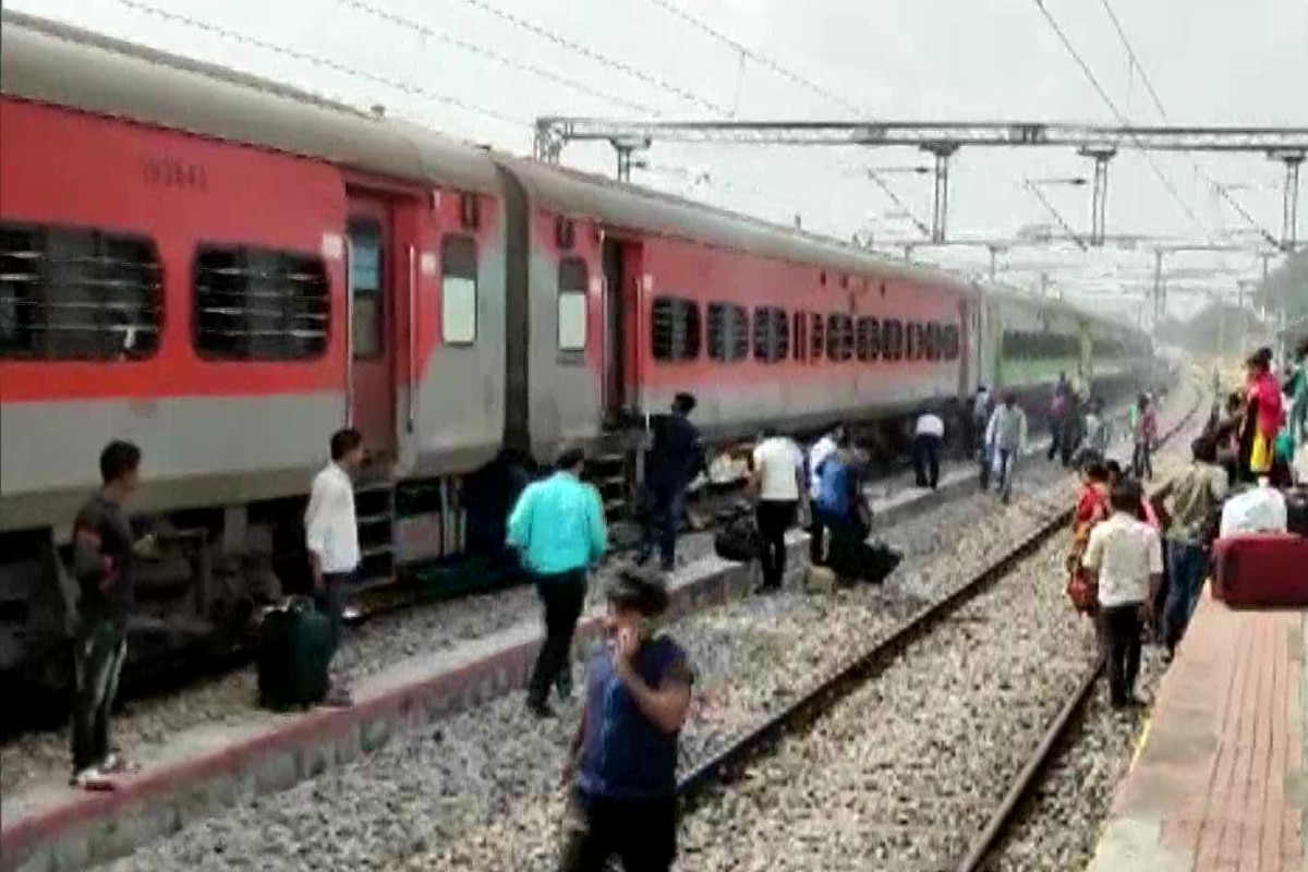 Fire Breaks Out in Bangalore-Howrah Express Train in Andhra Pradesh's ...