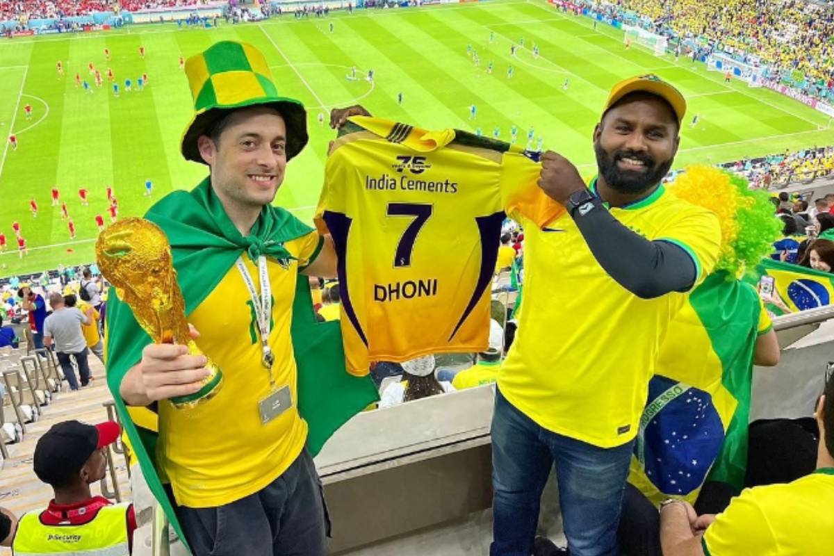 MS Dhoni : फीफा में स्‍पॉट हुआ माही का फैन, CSK की जर्सी में ब्राजील का ...
