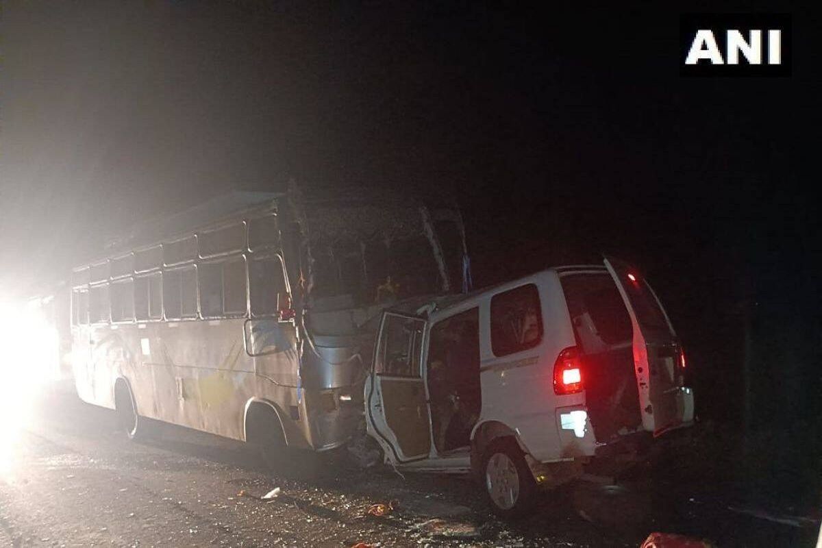 Madhya Pradesh Accident : मध्य प्रदेशमध्ये बस आणि कारचा भीषण अपघात, 11 ...