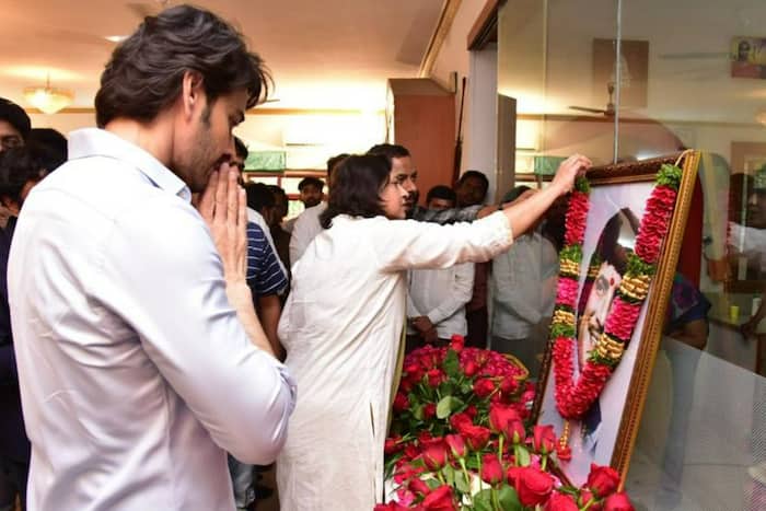 LIVE Mahesh Babus Father Krishna Dies At 79 Mortal Remains Decorated Prabhas-Ram Charan do The ...