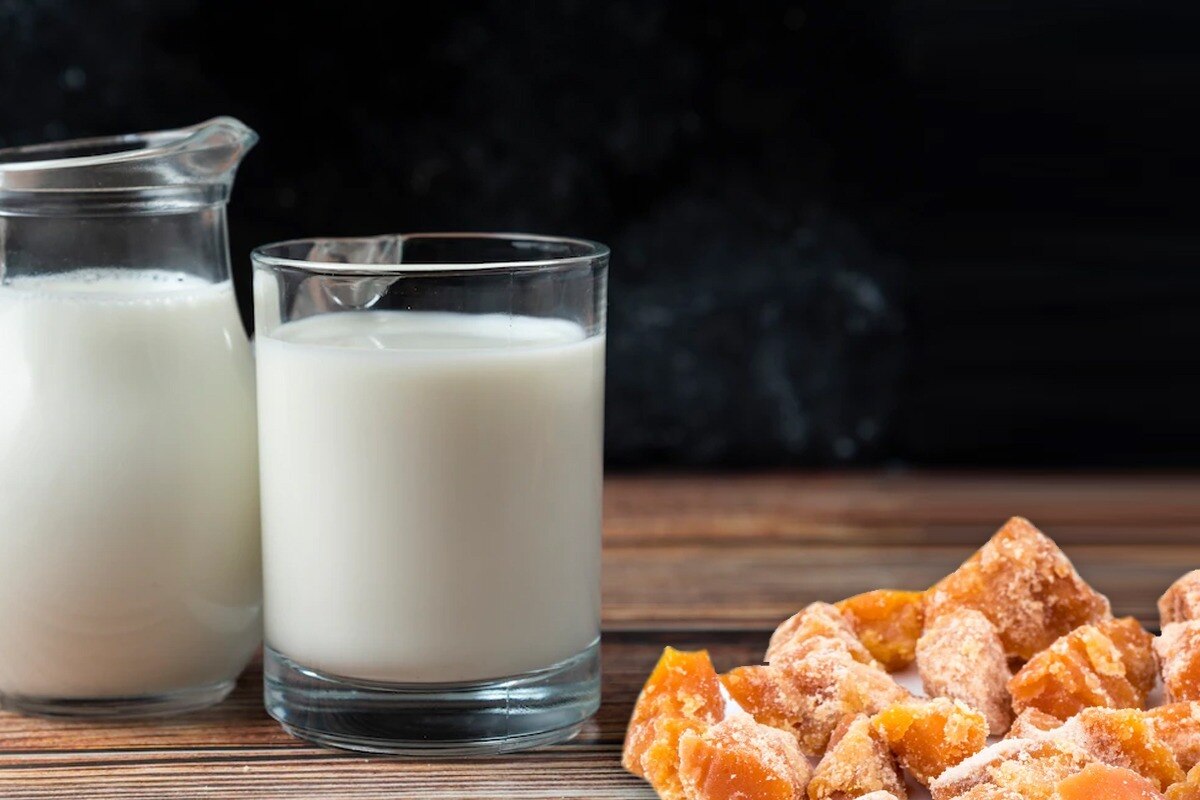 दूध में गुड़ के साथ मिलाएं ये चीज, मोटापे से मिलेगा छुटकारा