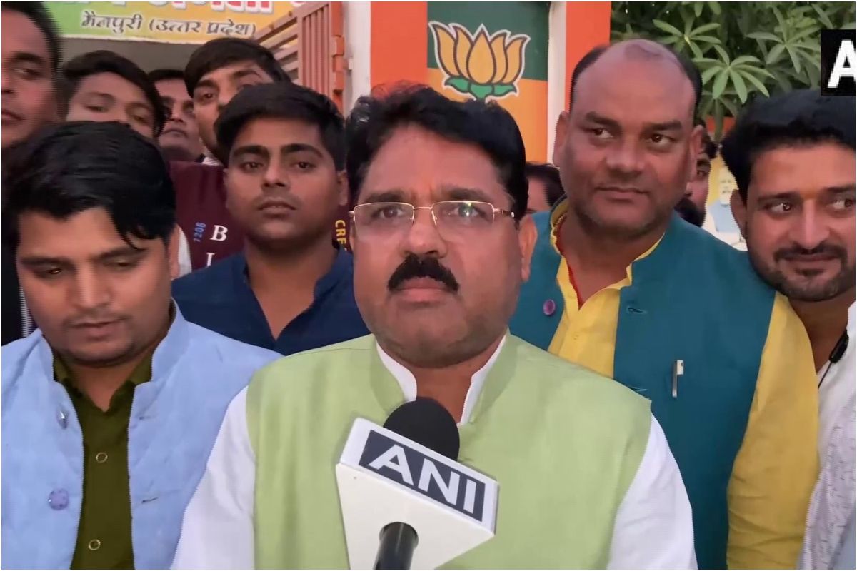 Mainpuri By Election: BJP प्रत्याशी रघुराज सिंह शाक्य ने भरा नामाकंन ...
