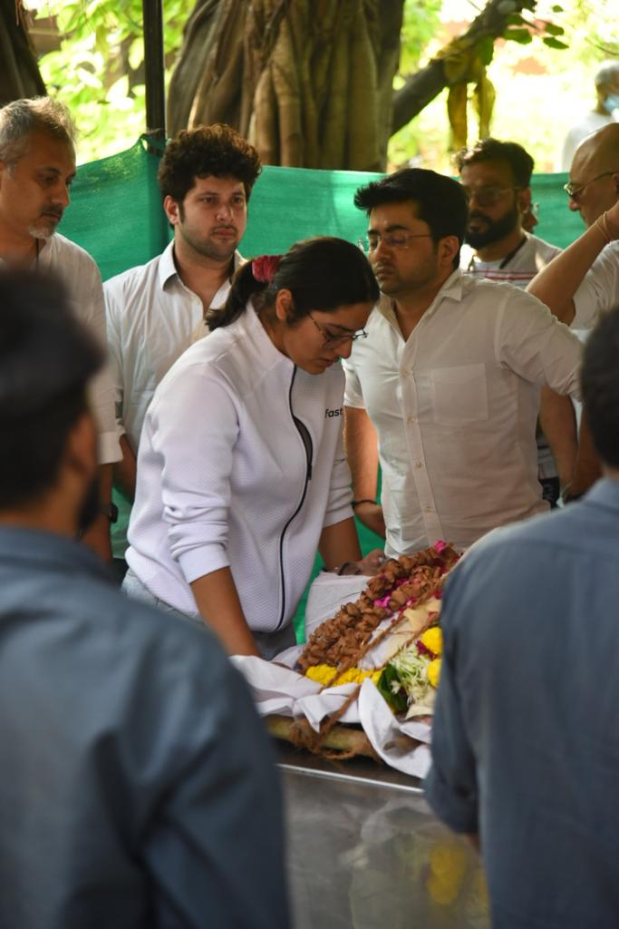Siddhaanth Vir Surryavanshi Funeral: Daughter Diza Performs Last Rites ...