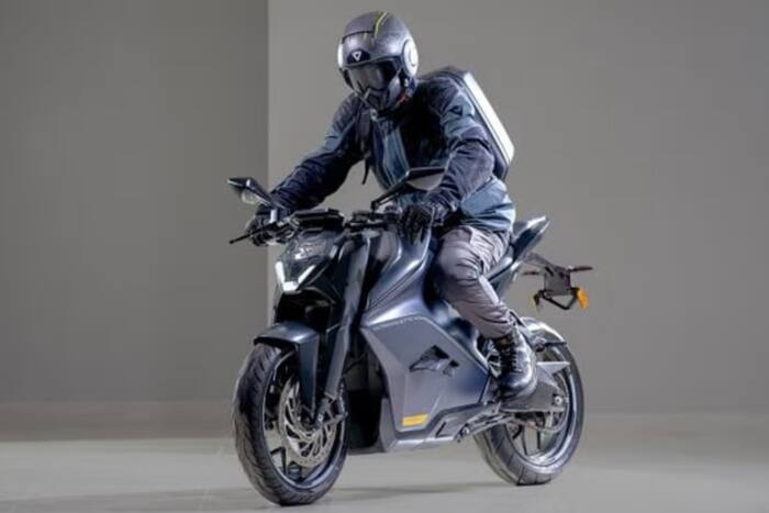 आ गई धाकड़ इलेक्ट्रिक बाइक Ultraviolette F77, खरीद लिया तो घूम-घूम ...