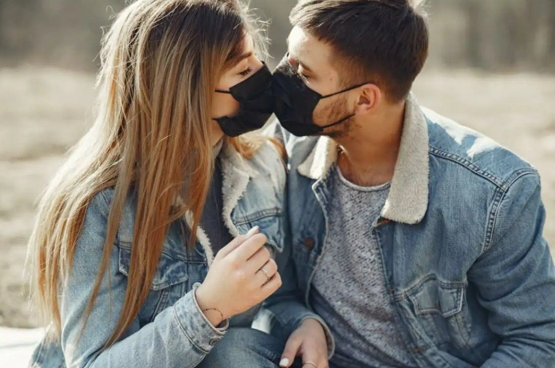 Types Of Kiss: कितने प्रकार का होता है किस, Strawberry Kiss और फ्रेंच ...