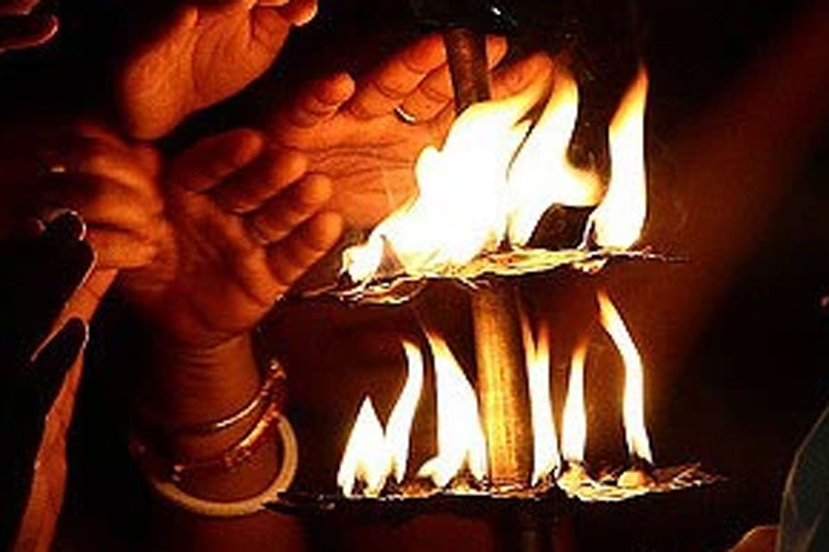 Importance Of Aarti:पूजा के बाद क्यों की जाती है भगवान की आरती? क्या है ...