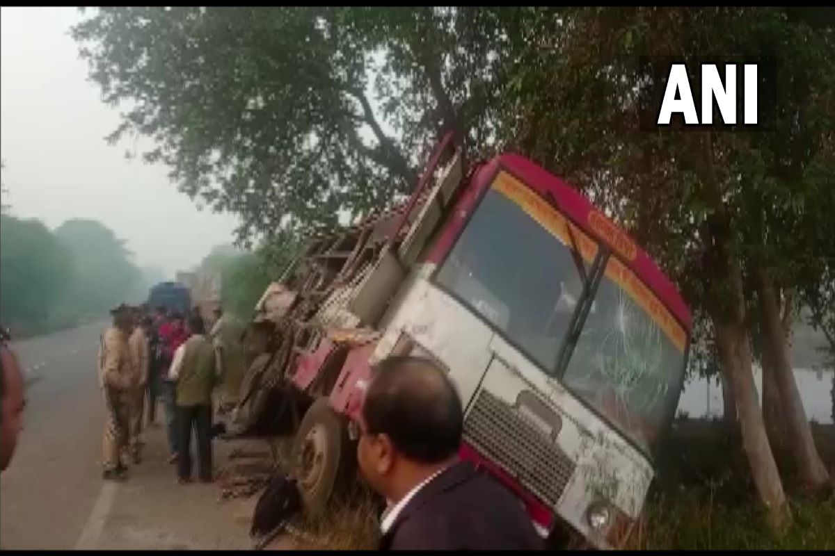 UP Accident: बहराइच में बस और ट्रक के बीच भीषण टक्कर, 6 लोगों की ऑन ...