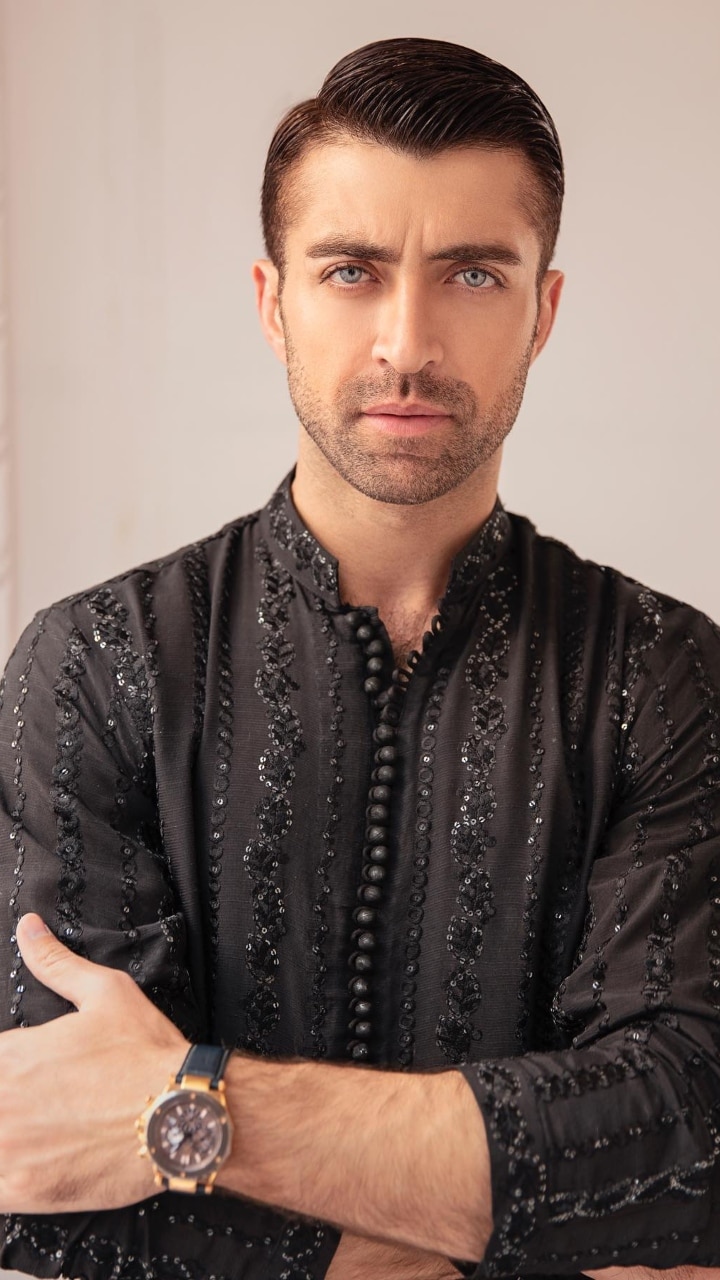 पाकिस्तानी मॉडल ने करवाया बिना कपड़ों के फोटोशूट, फैंस ने कहा 'रणवीर सिंह'