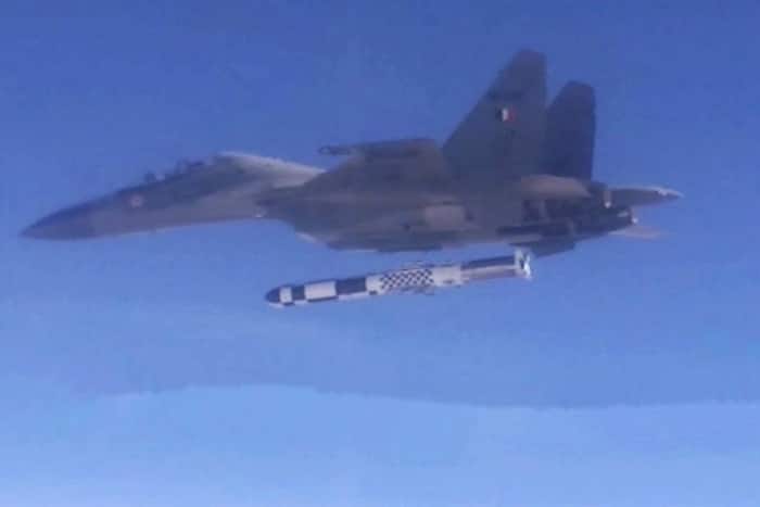 India Successfully Test Fires Extended Range Version of BrahMos Air ...