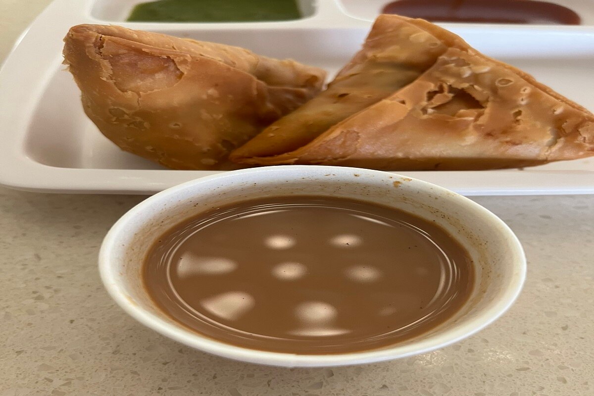 2 Samosas Chai And Water Bottle Cost Rs 490 At Mumbai Airport Customer ...