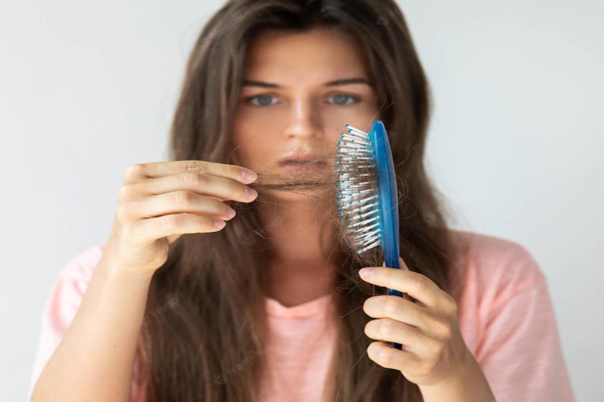 आपकी ये गलती बनती है बाल झड़ने का कारण, छोड़ दें ये आदतें; नहीं पड़ेगी ...