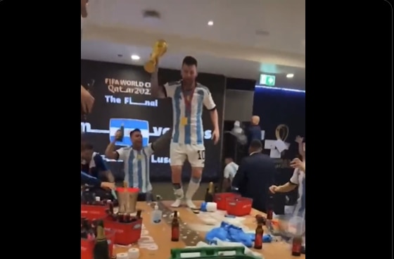 VIDEO: विश्व कप जीतने के बाद ड्रेसिंग रूम में टेबल पर चढ़कर नाचे ...