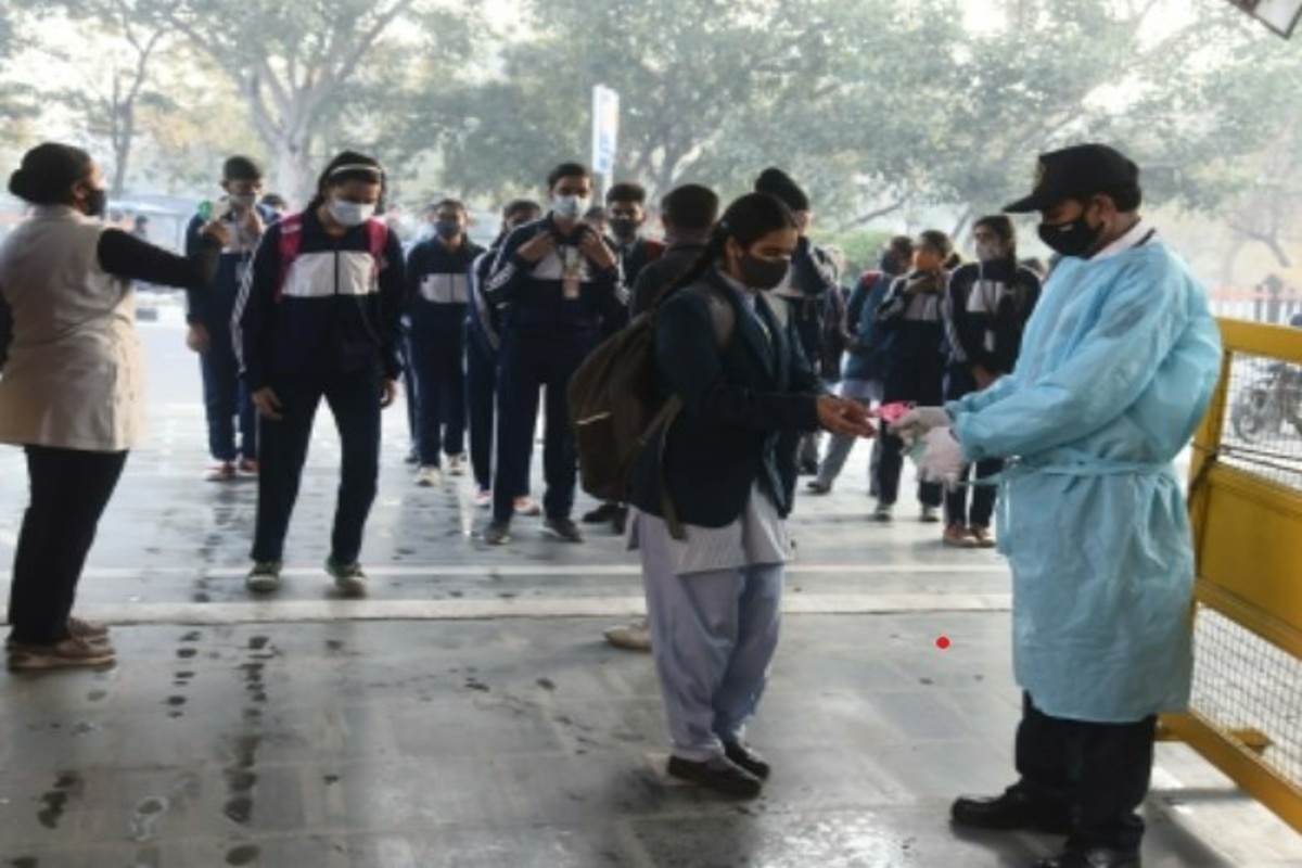 School Closing Update: बढ़ते कोरोना के बीच क्या फिर से बंद हो जाएंगे ...