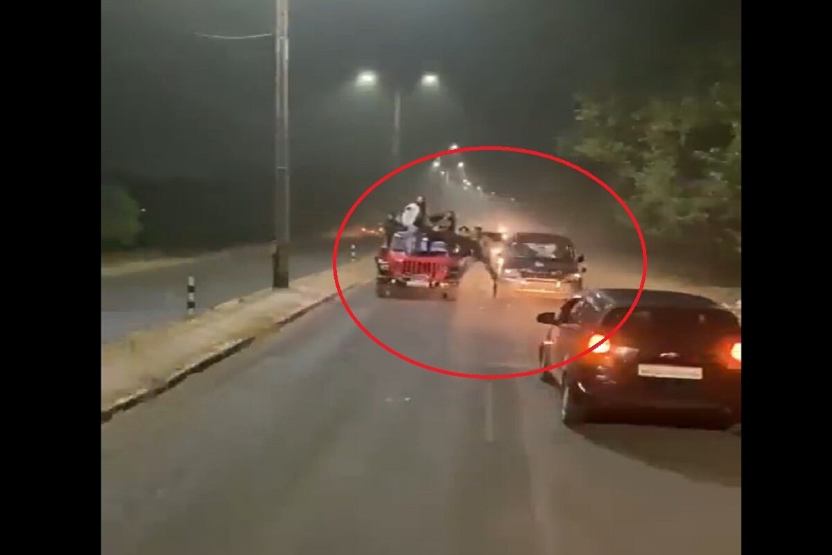 VIDEO | Criminals Perform 'Phool Aur Kante' Style Stunt On Moving Jeep ...
