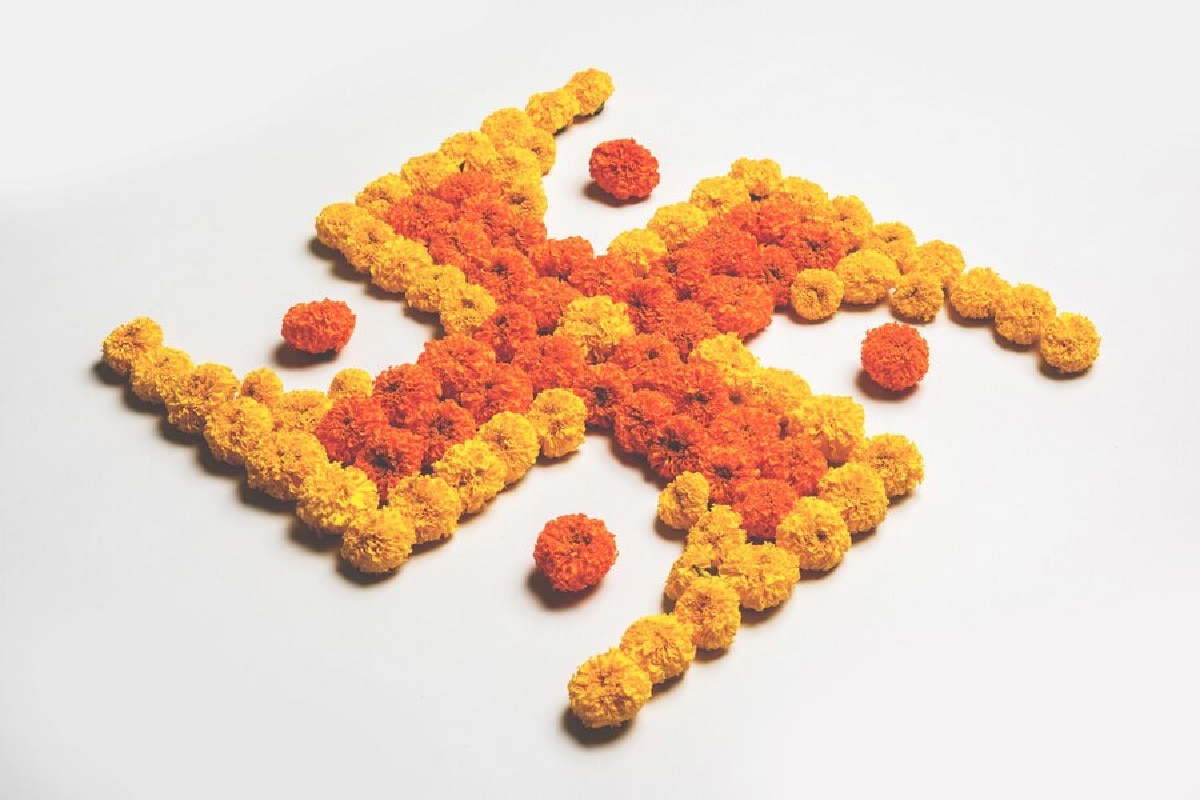 इस तरीके से नहीं बनाना चाहिए स्वास्तिक, जानें मुख्य द्वार पर स्वास्तिक ...