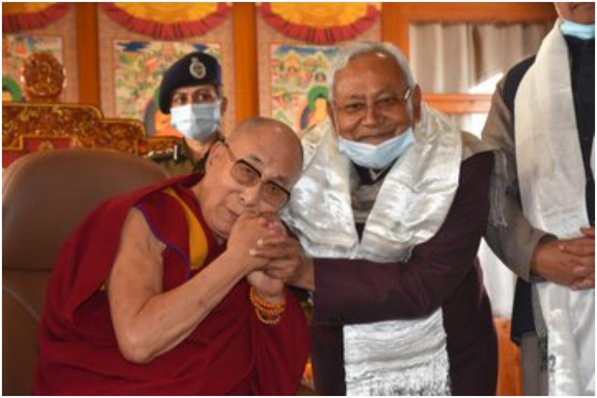 बिहार: दलाई लामा से मिले सीएम नीतीश कुमार, महाबोधि मंदिर में की पूजा-अर्चना
