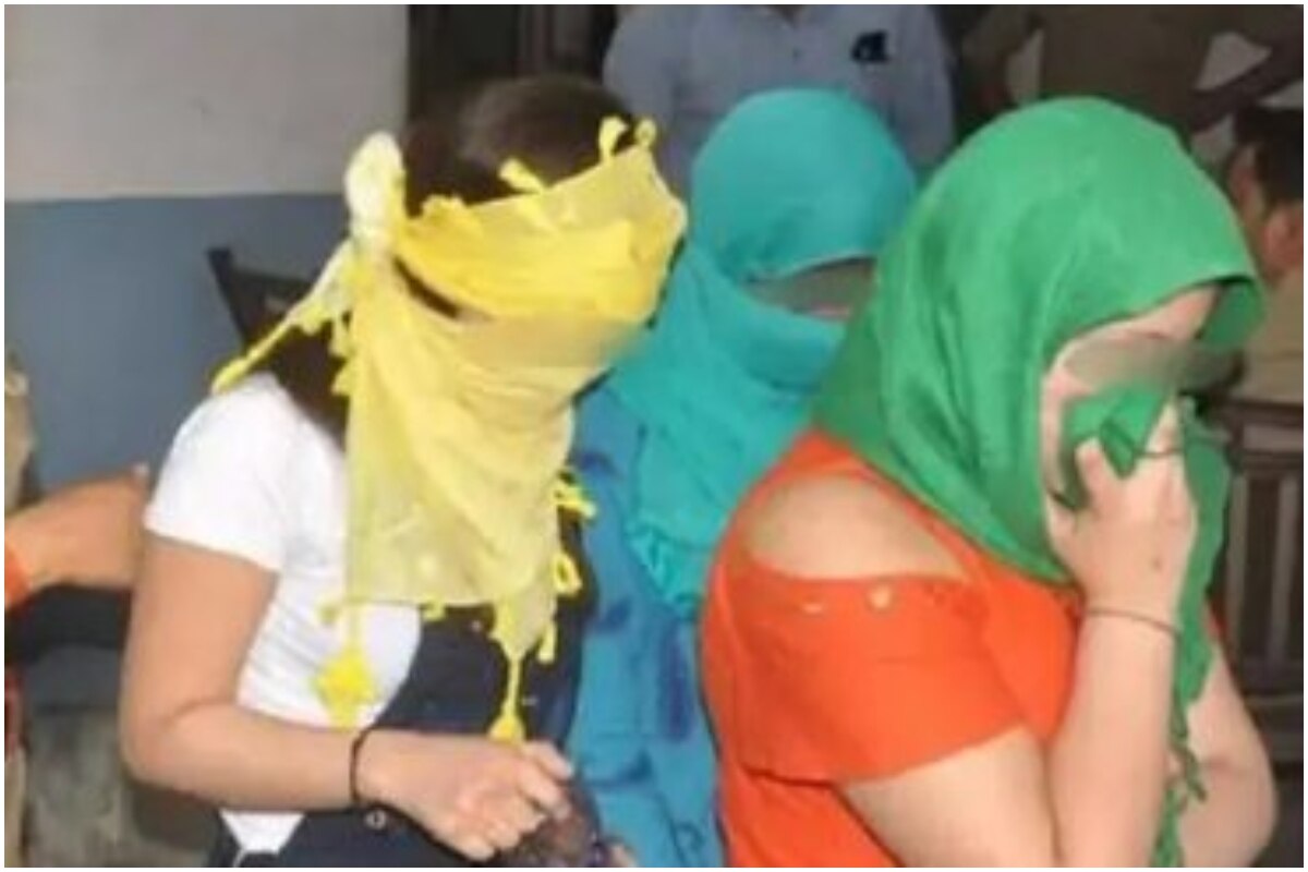 झाड़ियों में ही चलाने लगे देह व्यापार पुलिस ने मौके पर तीन महिलाओं और