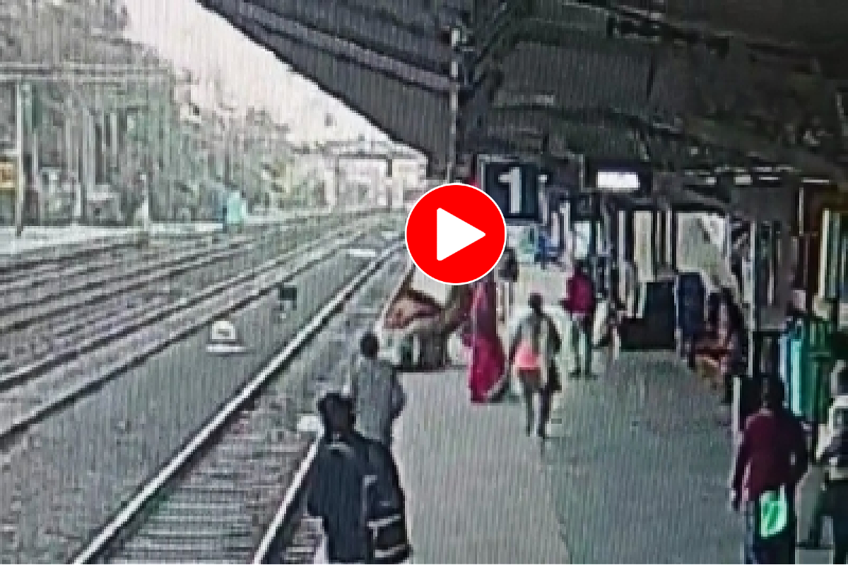 Train Ka Video: ट्रेन की चपेट में आने से बाल-बाल बचीं दो बुजुर्ग महिलाएं, सीसीटीवी फुटेज वायरल ...