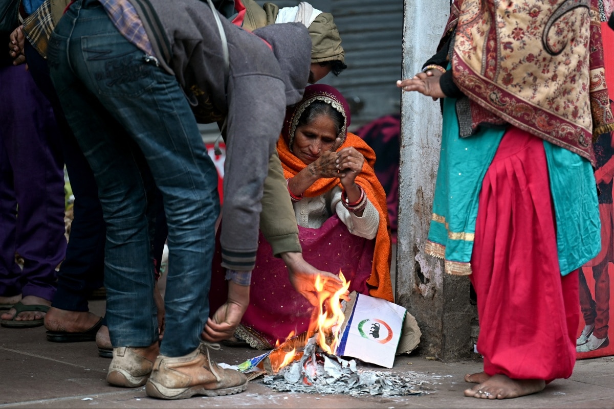 Delhi Wakes Up To Chilling 3 Degrees, Season's Lowest; Coldwave, Fog To ...