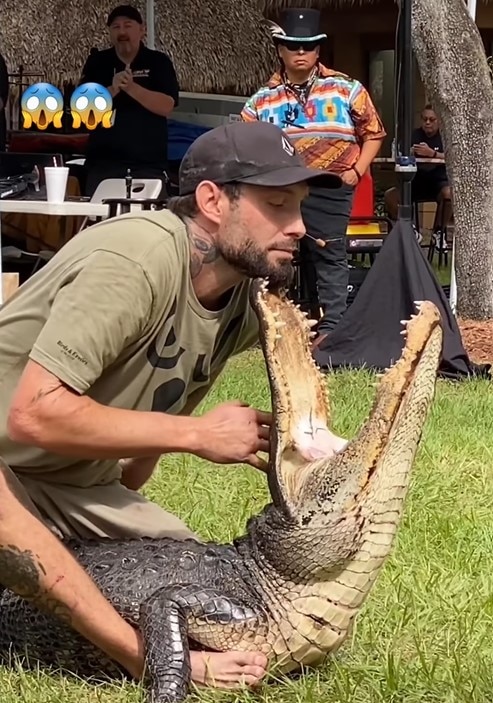 मगरमच्छ के जबड़े में पंजा डालने की बड़ी भूल कर बैठा शख्स, आगे जो दिखा ...