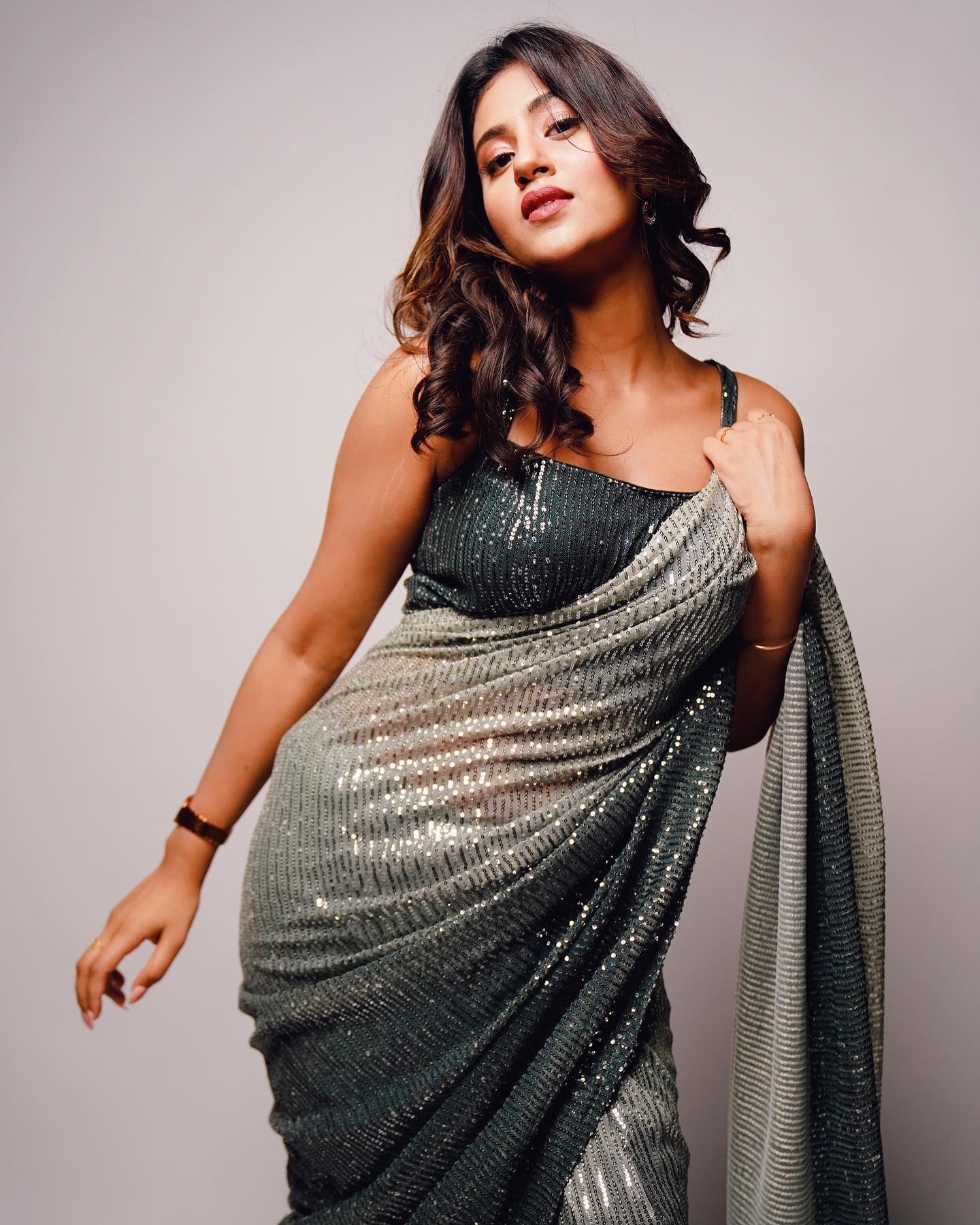 Anjali Arora Photos: ब्लैक डीप नेक ड्रेस में अंजलि अरोड़ा की तस्वीरों ...