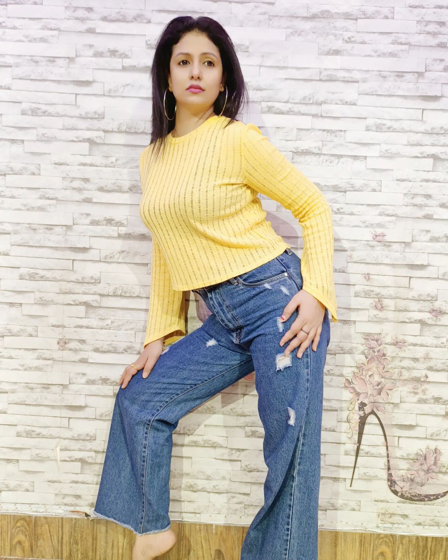 Hasin Jahan ने येलो टॉप-जिंस में शेयर की तस्वीर, सोशल मीडिया पर Likes ...