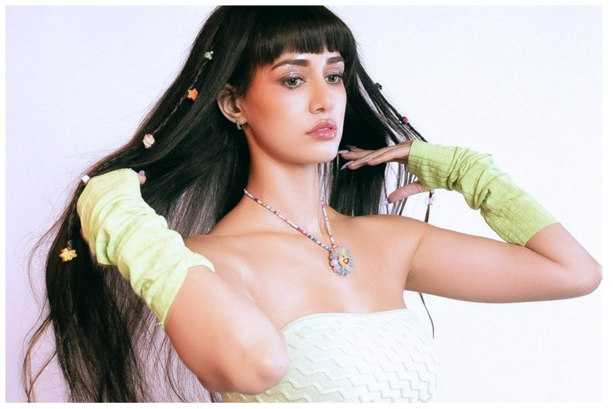 Disha Patani Turns Barbie Again In Hot Light Green Crop Top And Dark Green Skirt See Pic