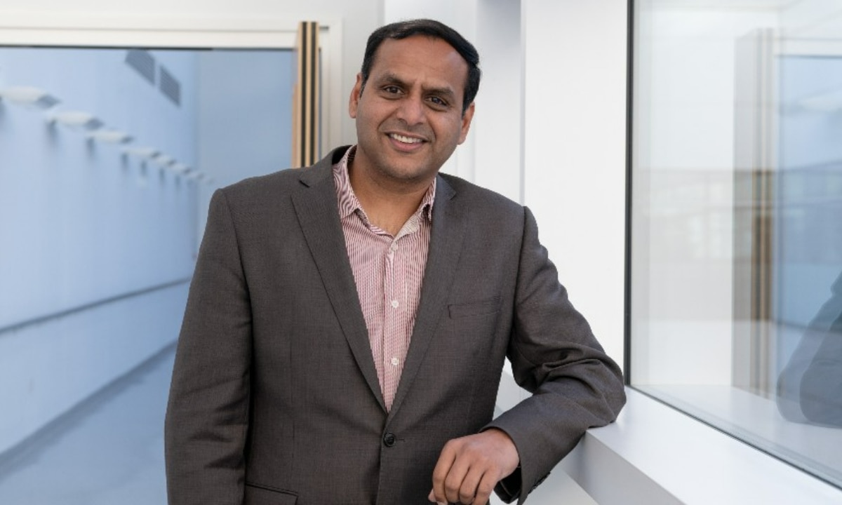 Indian-Origin Doctor Saves Co-Passenger Who Underwent 2 Cardiac Arrests ...