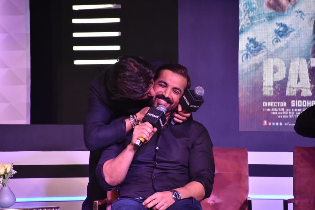 John Nikkar Mein Puri Movie Nikal Deta Hai: Shah Rukh Khan Hilarious Reply on John Abraham ...