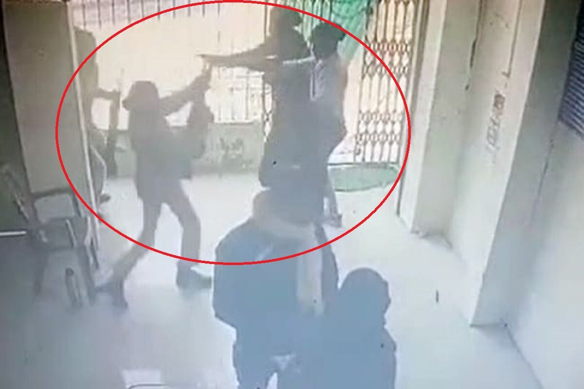 WATCH: Two Fearless On-Duty Female Cops Fight Armed Bank Robbers In Bihar