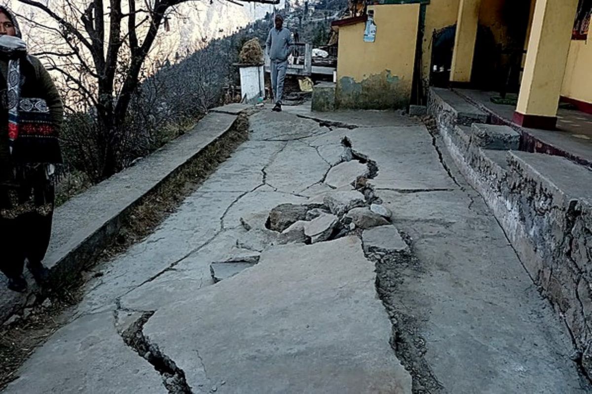 Joshimath Sinking: जोशीमठ में दो होटलों को गिराने के लिए पहुंचे बुलडोजर ...
