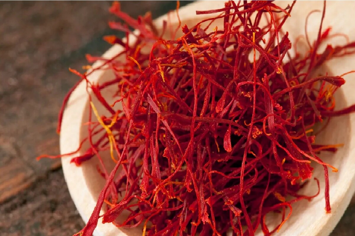 kesar pani benefits: दूध ही नहीं, पानी में मिलाकर भी पी सकते हैं केसर ...