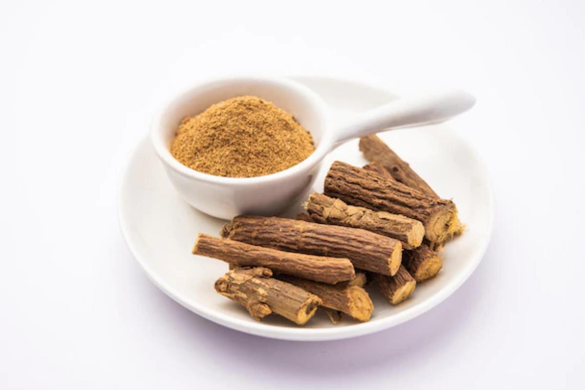 स्किन व बालों से संबंधित समस्याओं में बड़े काम की है मुलेठी, सांसों की ...