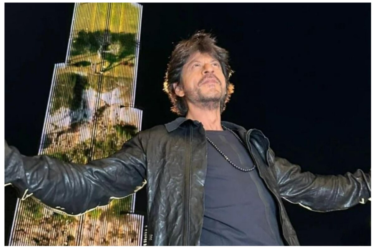 Shah Rukh Khan Opens His Arms, Does Signature Step After Pathaan ... Shah Rukh Khan Opens His Arms, Does Signature Step After Pathaan ...
