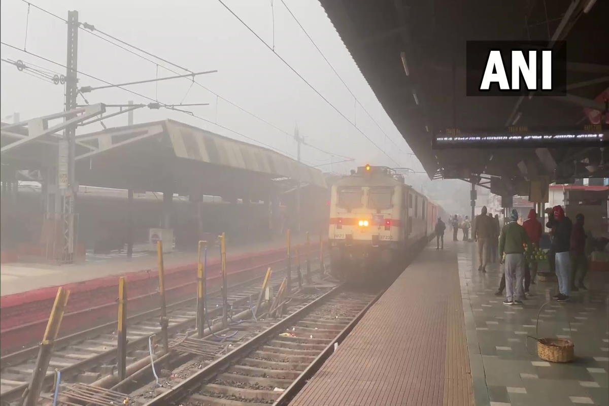 घने कोहरे की वजह से कम से कम 23 ट्रेनें देरी से चल रही हैं, यहां देखें ...