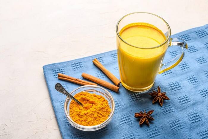 Turmeric Water Benefits: पानी में हल्दी डालकर पीने से मिलेगा कमाल का ...