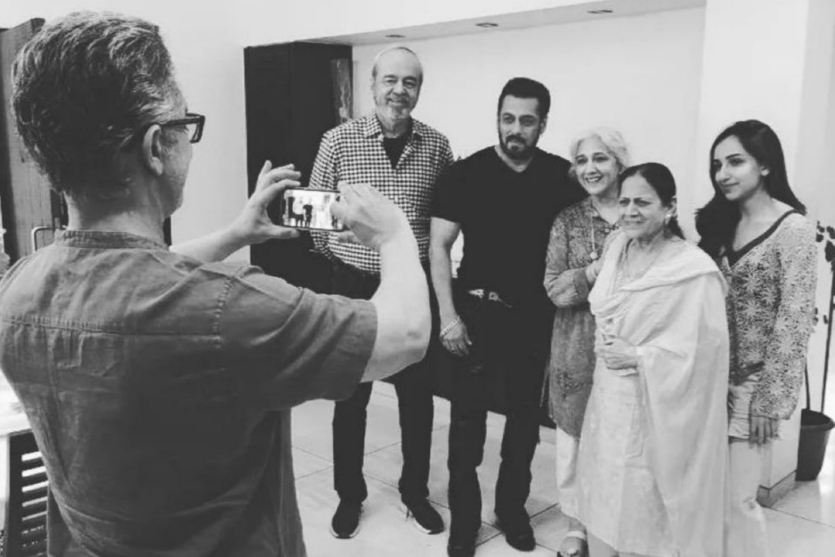 Aamir Khan Offers Film to Salman Khan, Turns Photographer as Bhaijaan ...