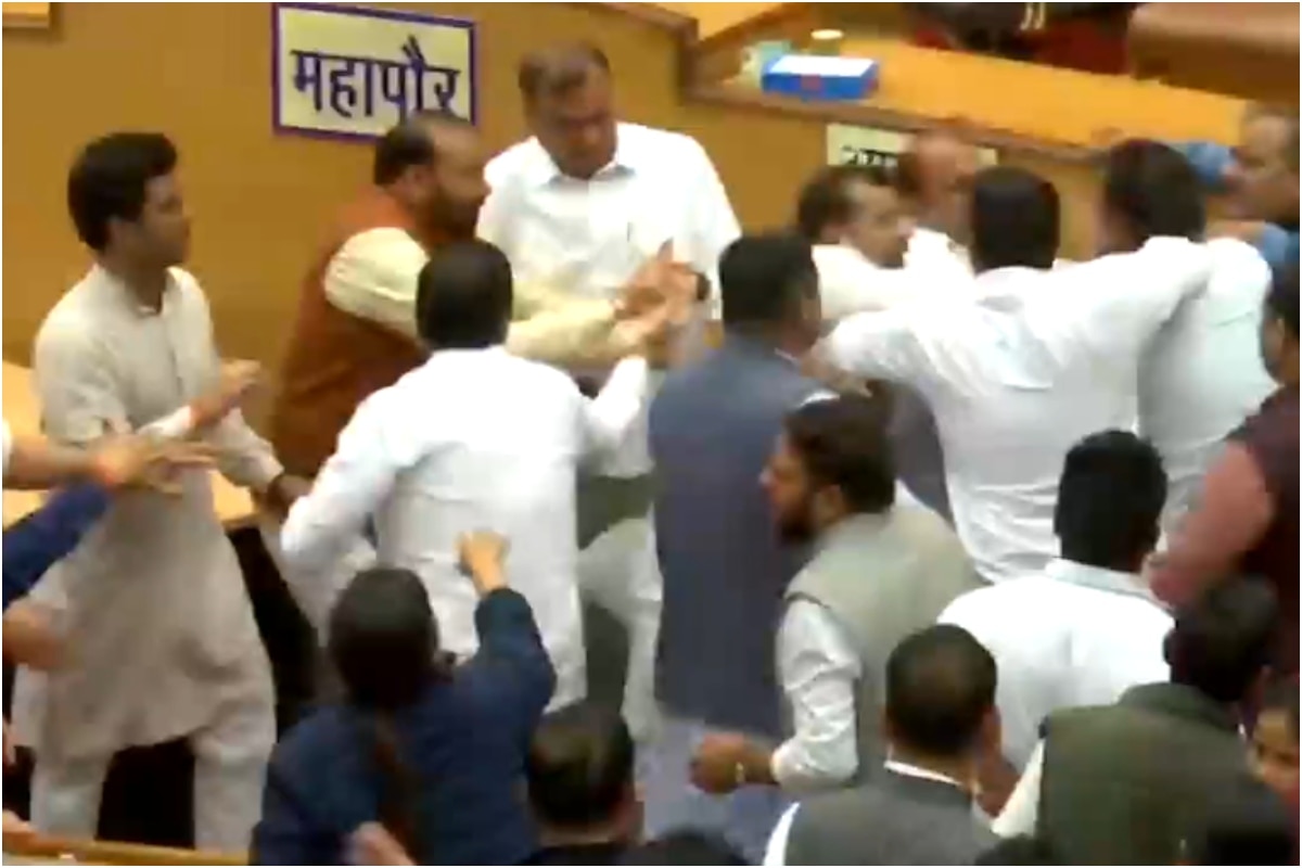 MCD सदन फिर बना अखाड़ा, चले लात-जूते- आपस में भिड़े AAP-BJP पार्षद ...