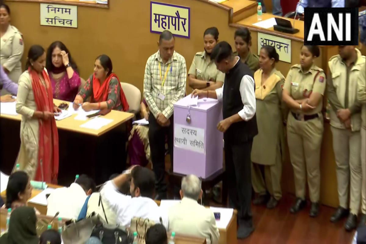 दिल्ली नगर निगम में स्थाई समिति के लिए मतदान जारी, पार्षदों को मोबाइल ...